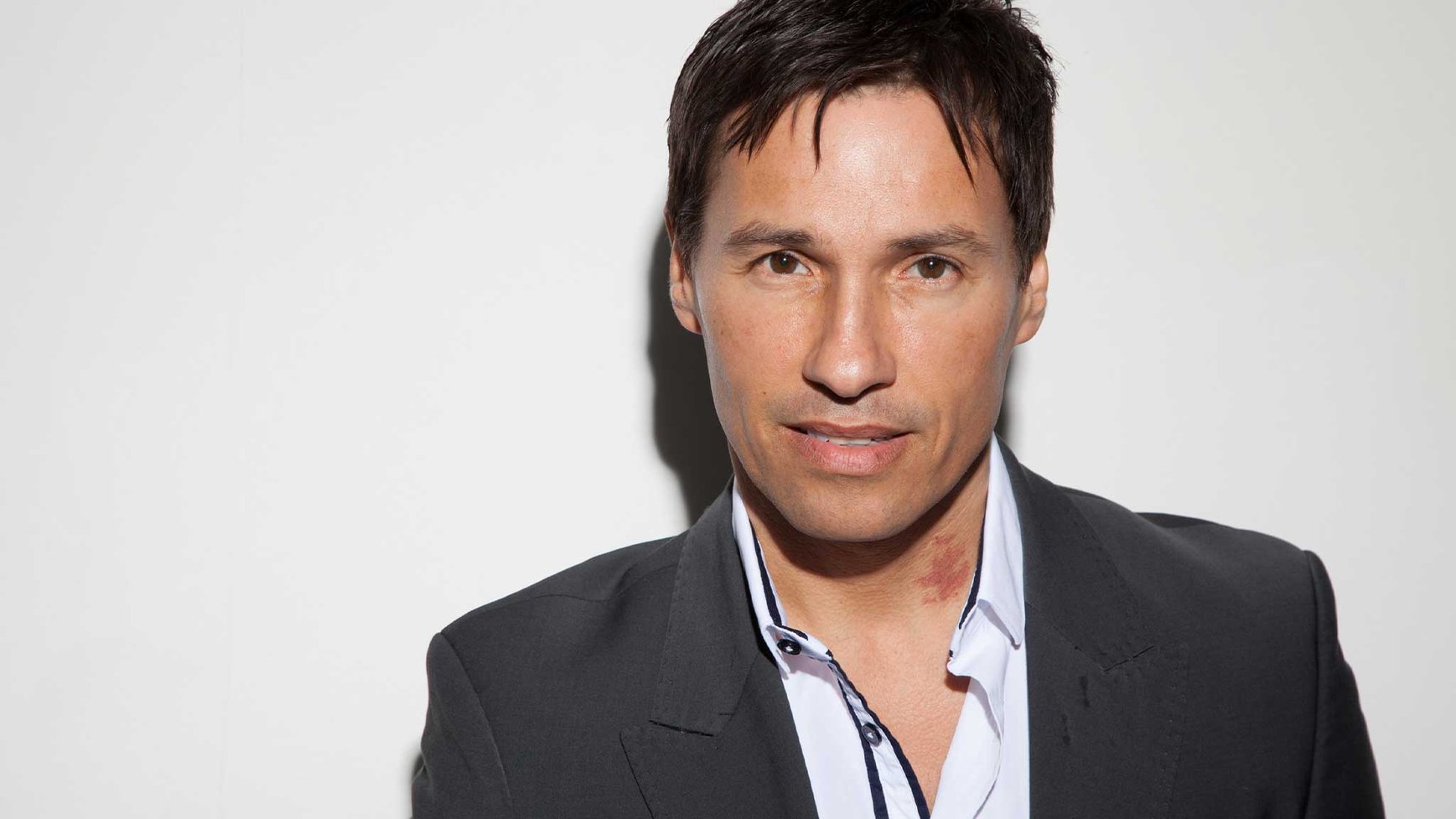 Nathan Moore and his 80s Hits Show | Warner Hotels